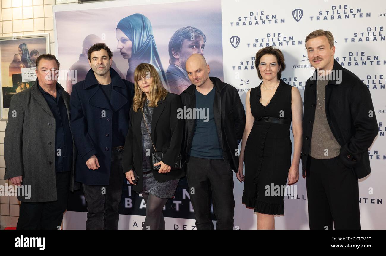 Leipzig, Germany. 29th Nov, 2022. German actors Peter Kurth (l-r ...