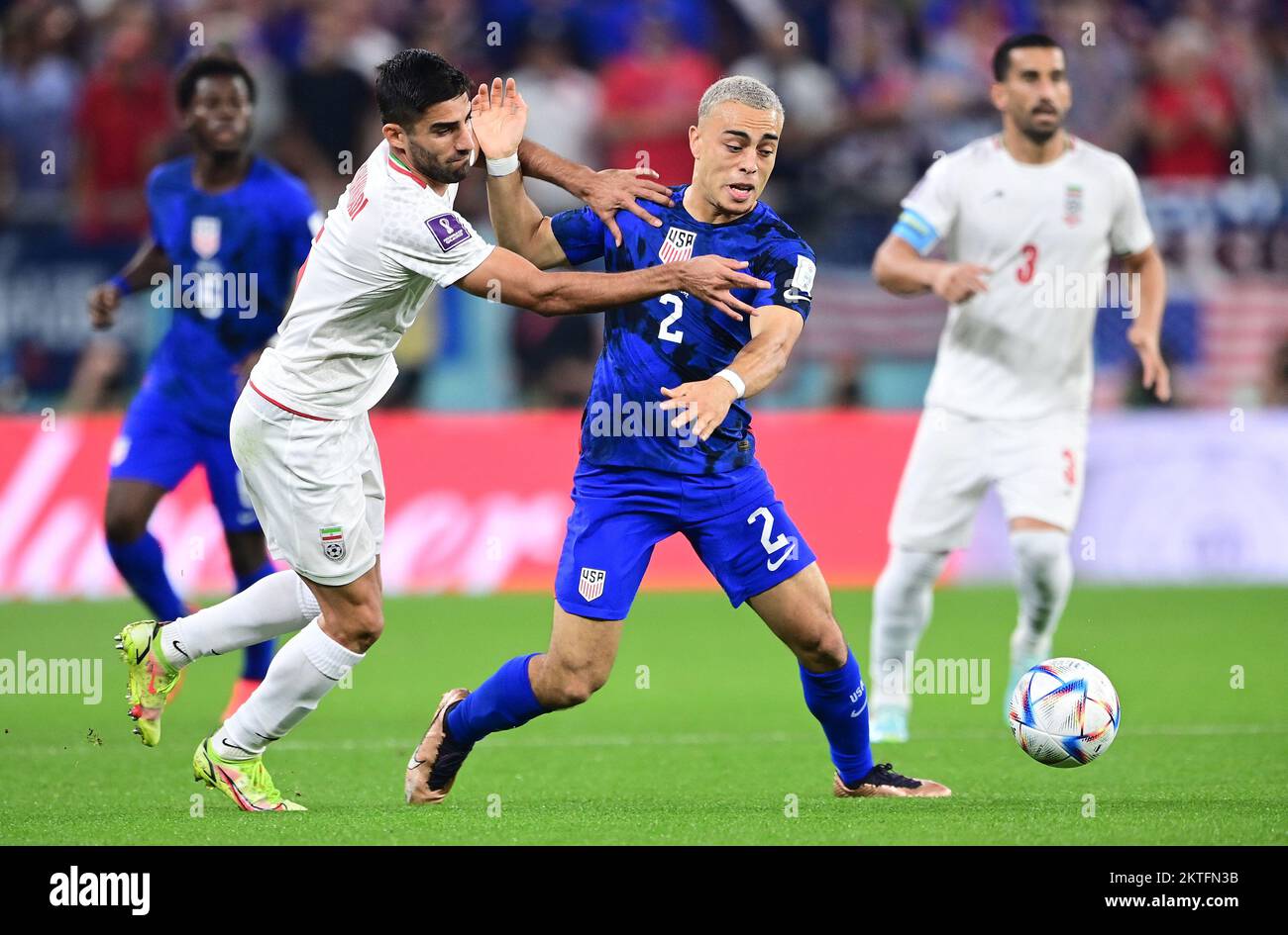 v.l. Milad Mohammadi, Sergino Dest (USA)Doha, 29.11.2022, FIFA Fussball ...