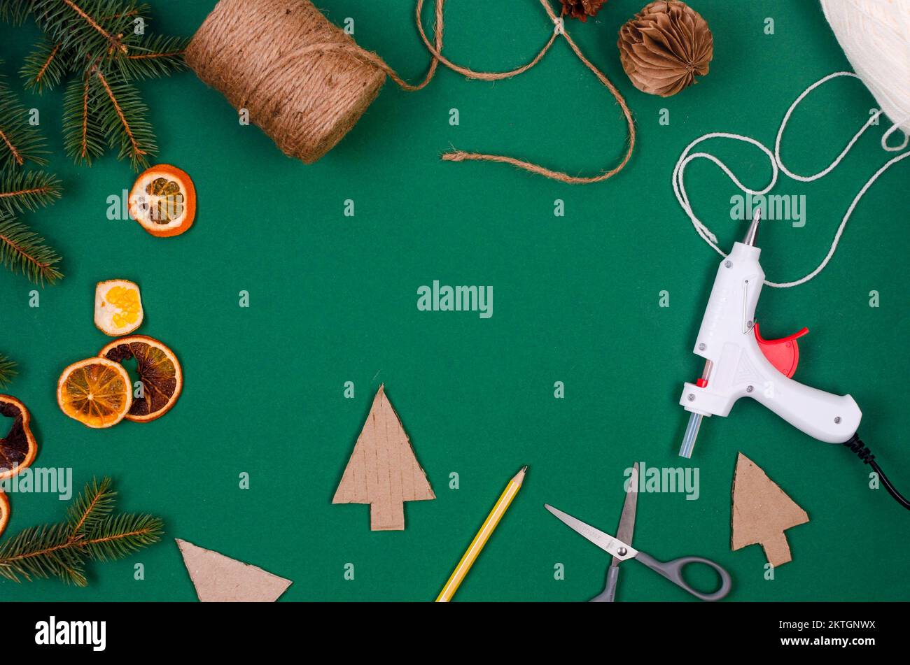process creating crafts for christmas from cardboard and yarn ...