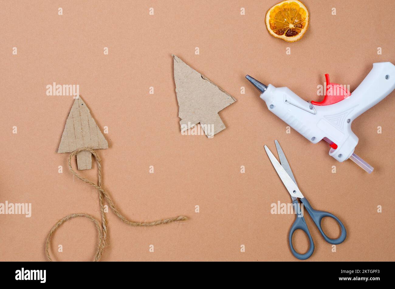 process creating crafts for christmas from cardboard and yarn ...