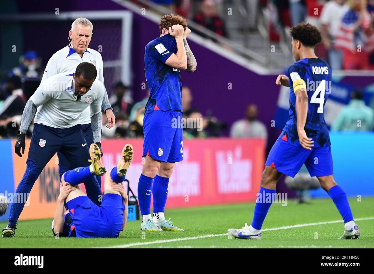 v.l. Verletzung Josh Sargent, Tyler Adams (USA)Doha, 29.11.2022, FIFA ...