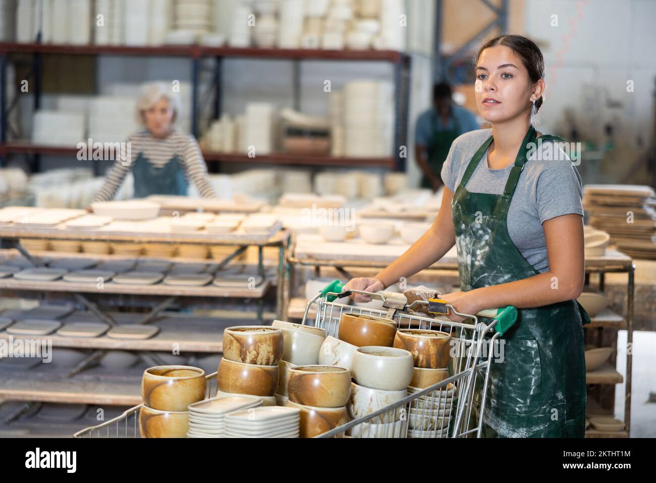 Woman ceramist hi-res stock photography and images - Alamy