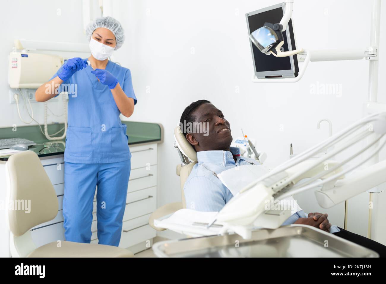 Patient complaining to doctor dentist about toothache Stock Photo - Alamy
