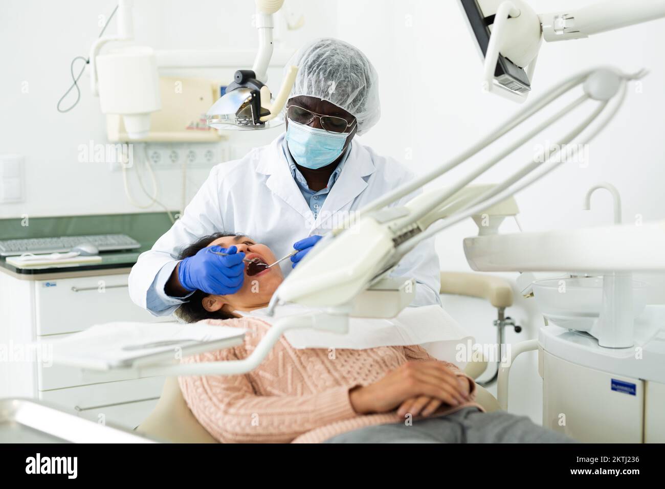 Orthodontist using tools and curing toothache of asian woman Stock ...