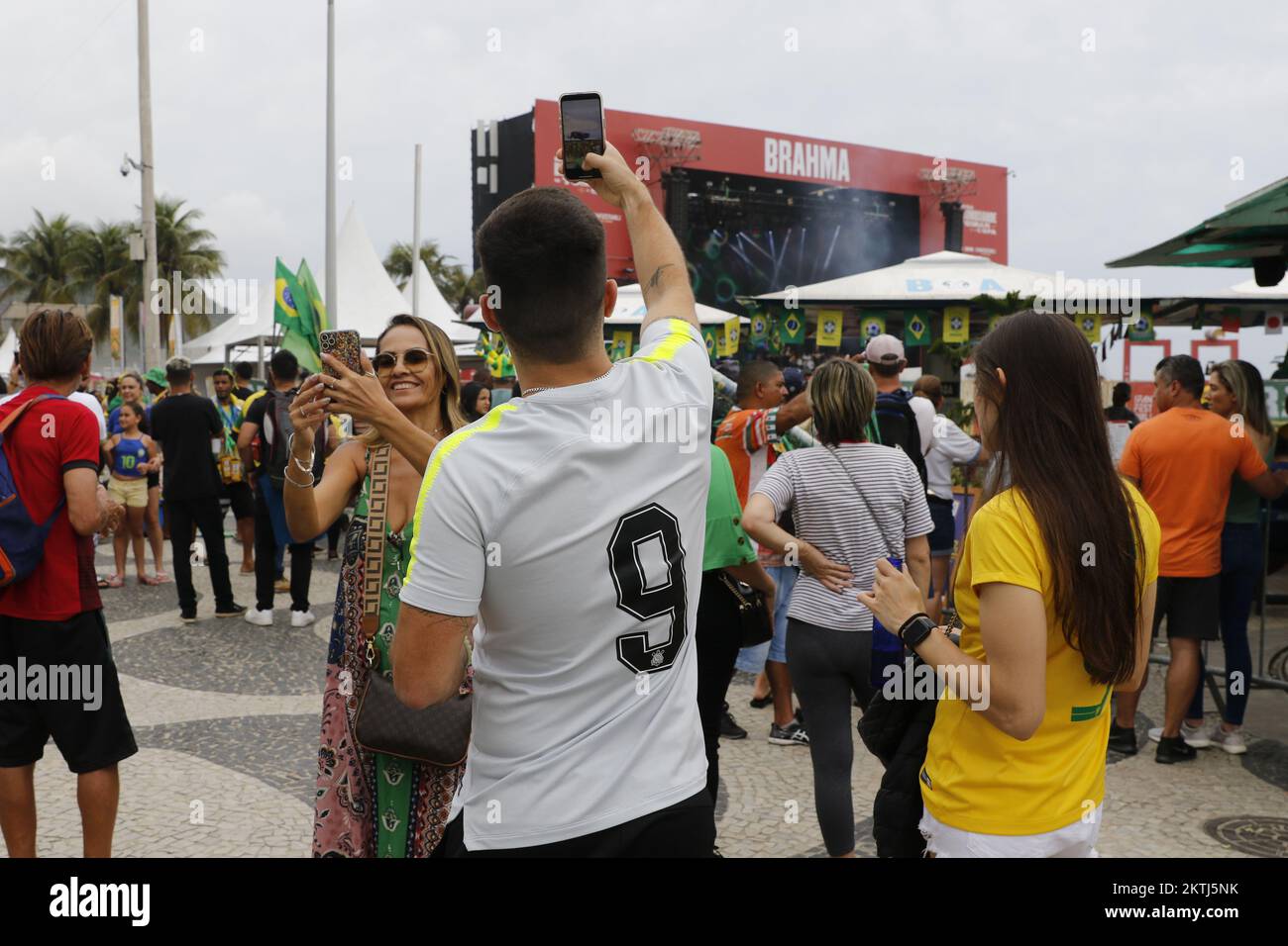 Qatar stadium fans hi-res stock photography and images - Alamy