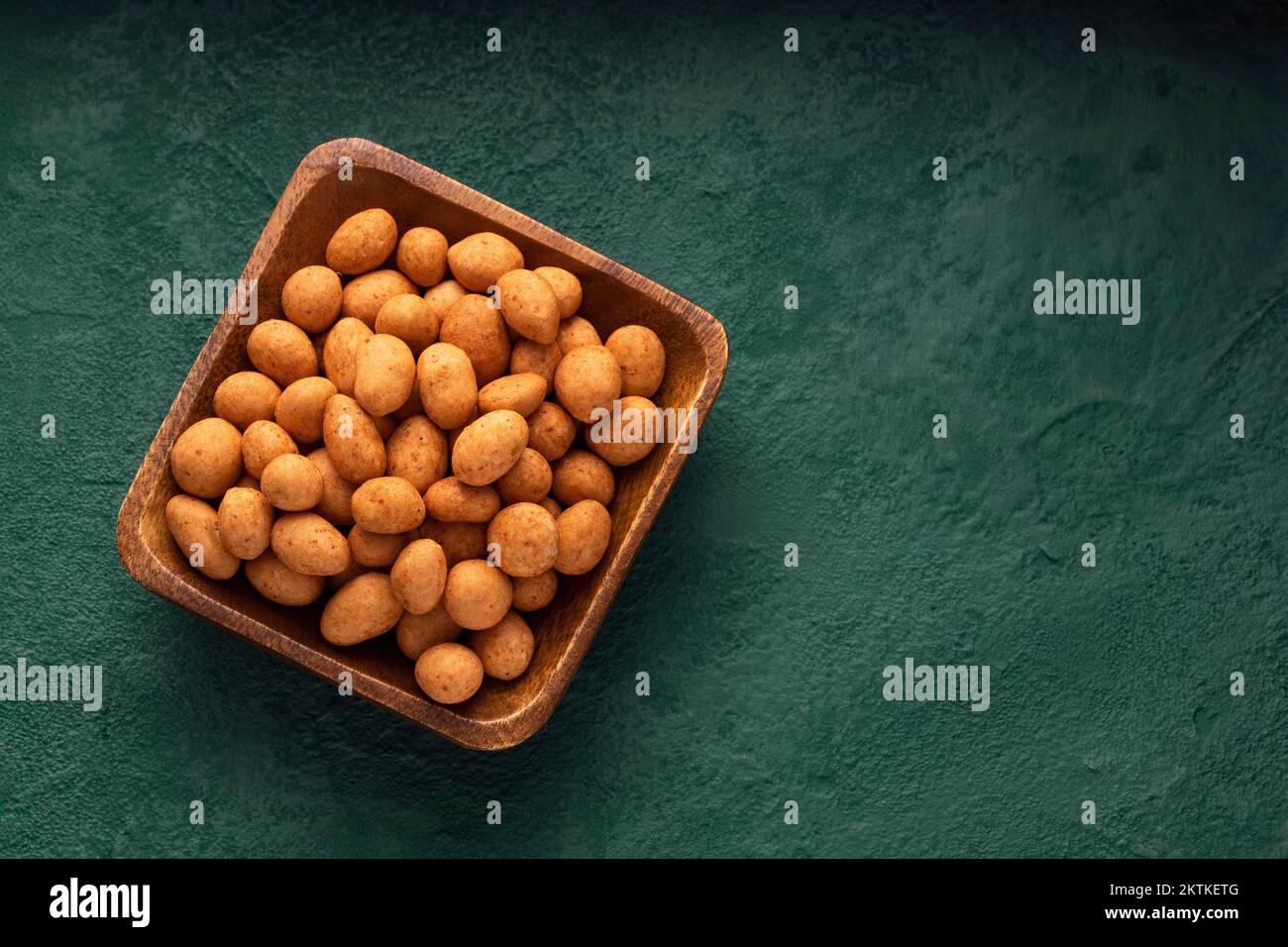 Organic mexican peanuts in the bowl - Arachis hypogaea Stock Photo - Alamy