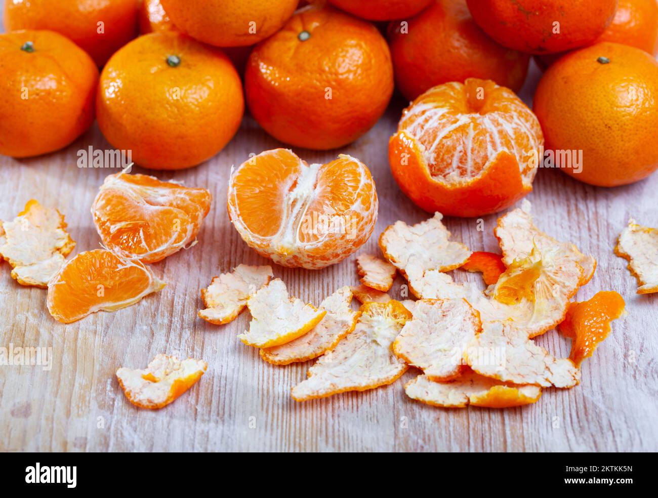 Fresh whole and sectioned clementines Stock Photo - Alamy