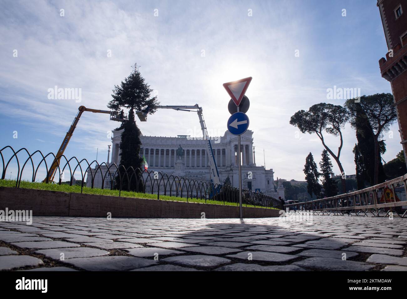 Rome, Italy. 29th Nov, 2022. A moment of setting up Christmas Tree in ...