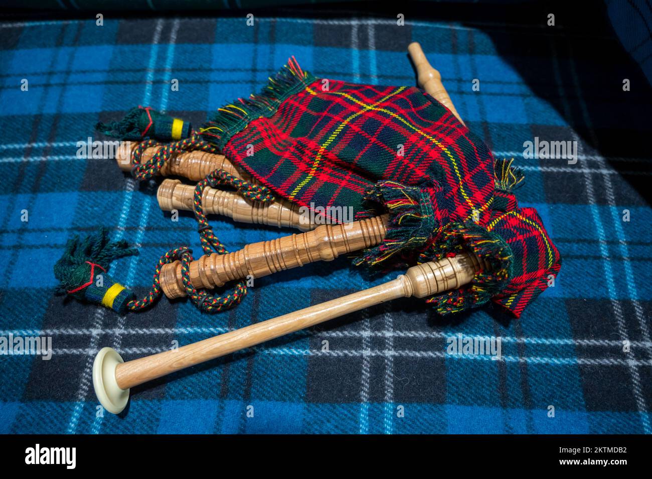 Symbols of Scotland - wollen tartan textile and handmade musical ...
