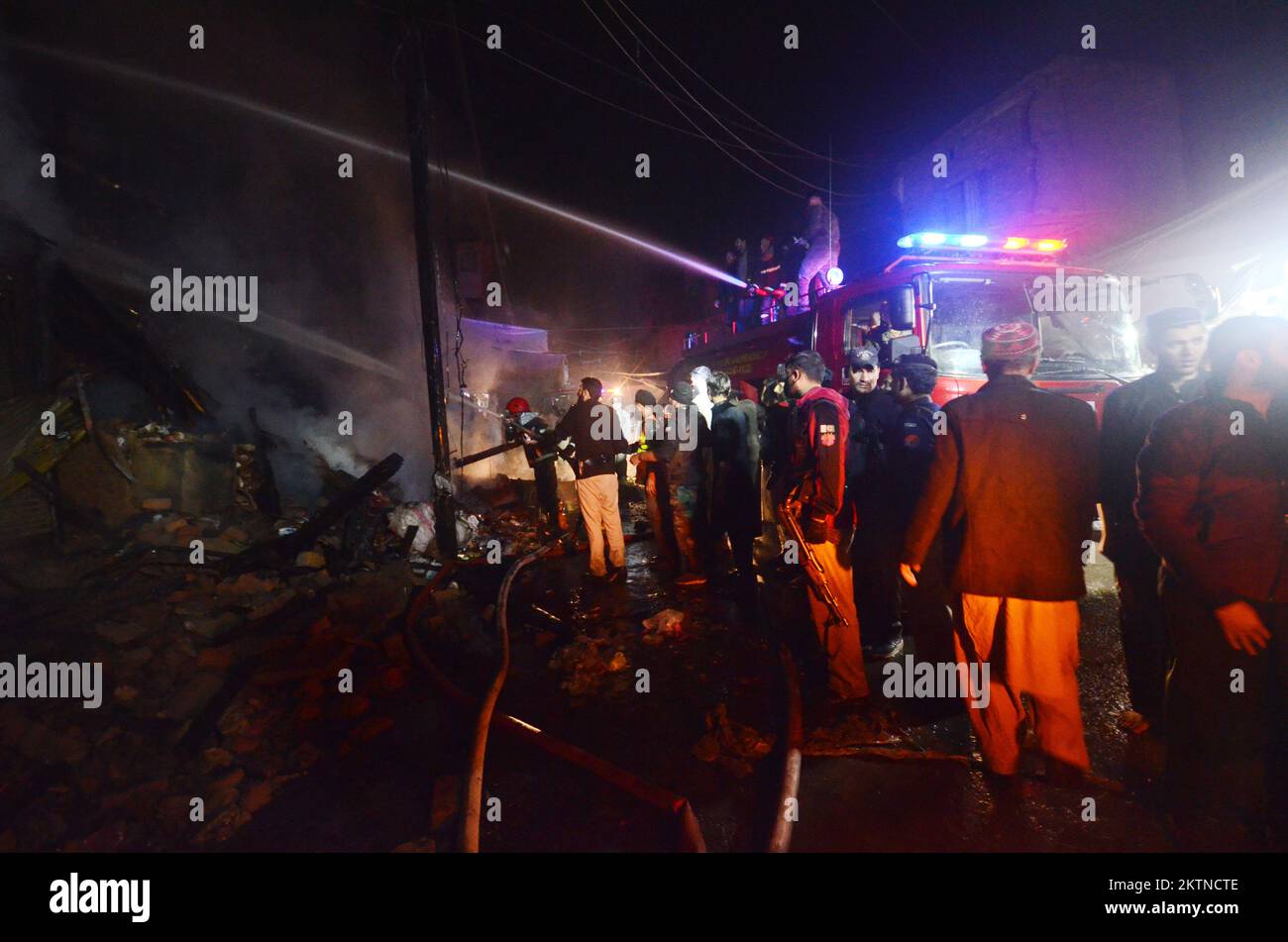 Peshawar, Pakistan. 29th Nov, 2022. Pakistani firemen try to extinguish ...