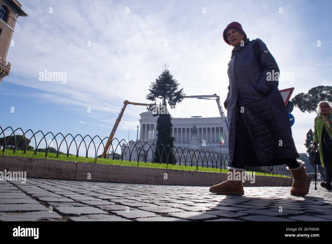 Rome, Italy. 29th Nov, 2022. A moment of setting up Christmas Tree in ...