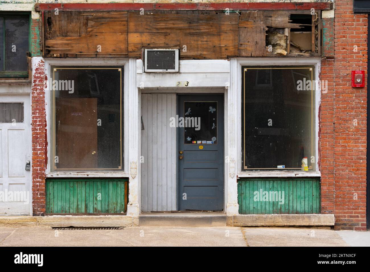 Old abandoned storefront hi-res stock photography and images - Alamy