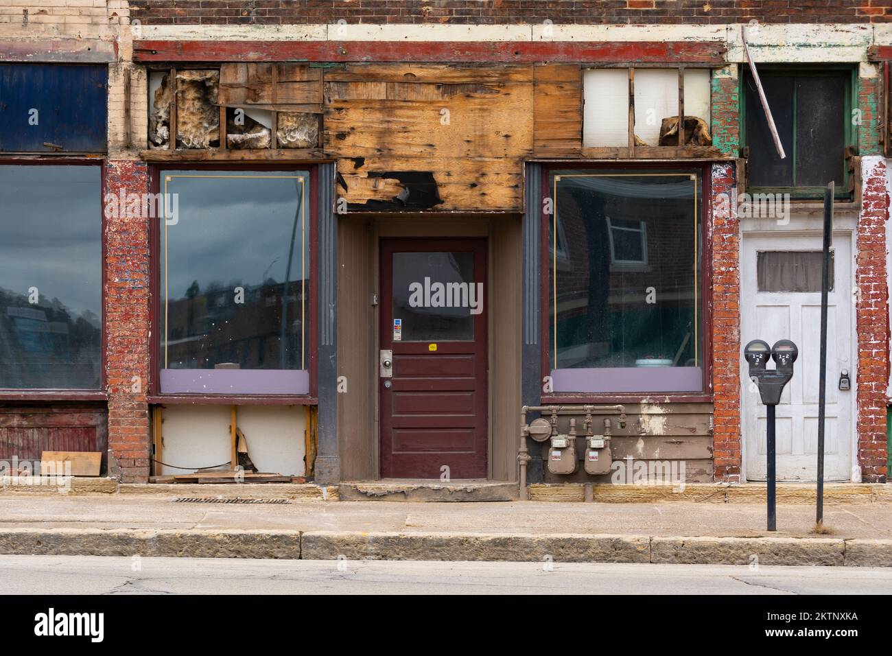 Old abandoned storefront hi-res stock photography and images - Alamy