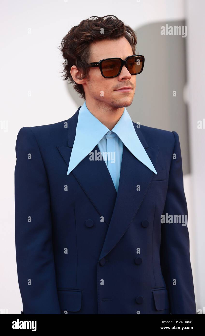 KIKA venezia 79 harry styles on the red carpet of don't worry darling In photo: Harry Styles ...