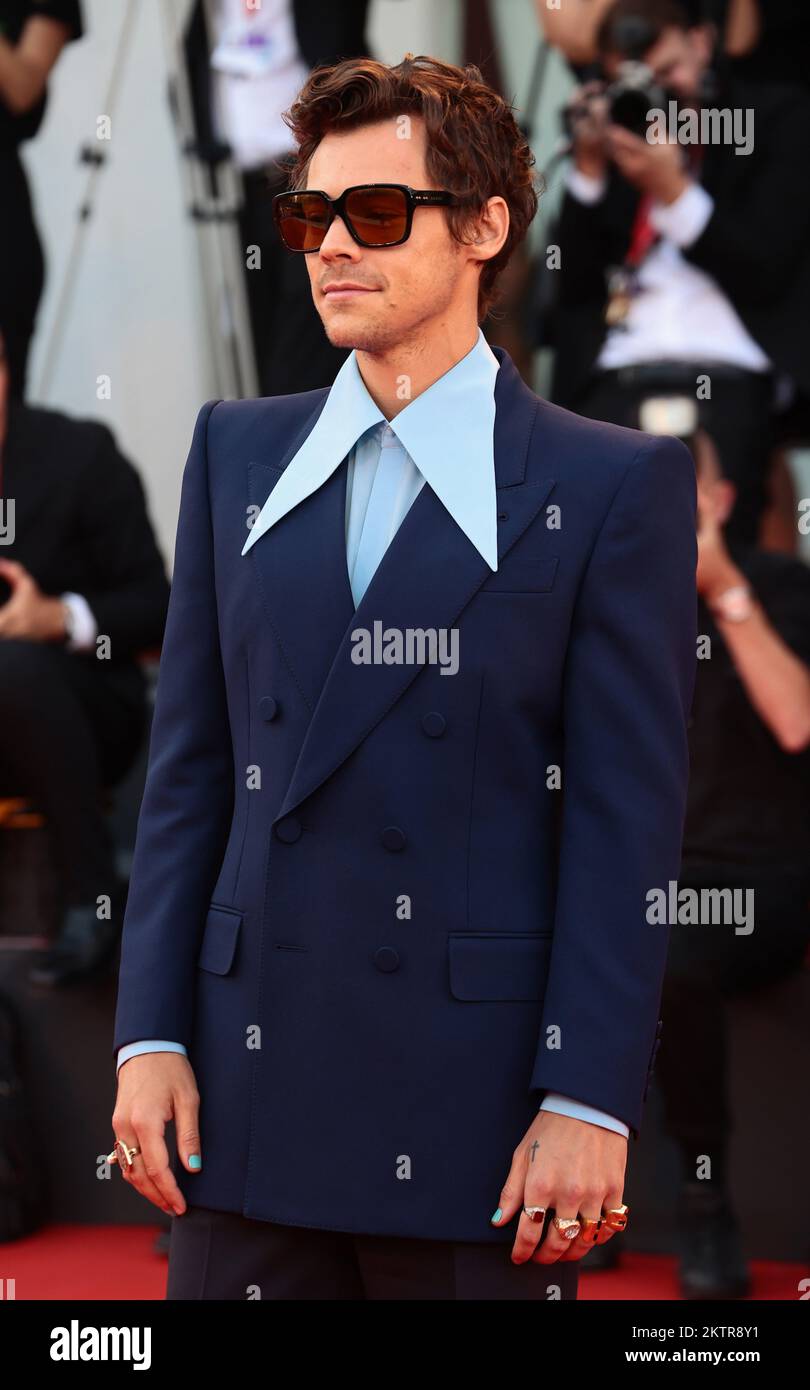 KIKA venezia 79 harry styles on the red carpet of don't worry darling In photo: Harry Styles ...