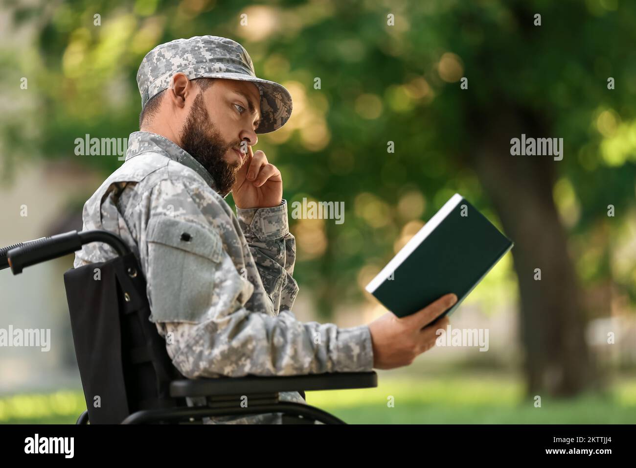 Soldier reading book hi-res stock photography and images - Alamy