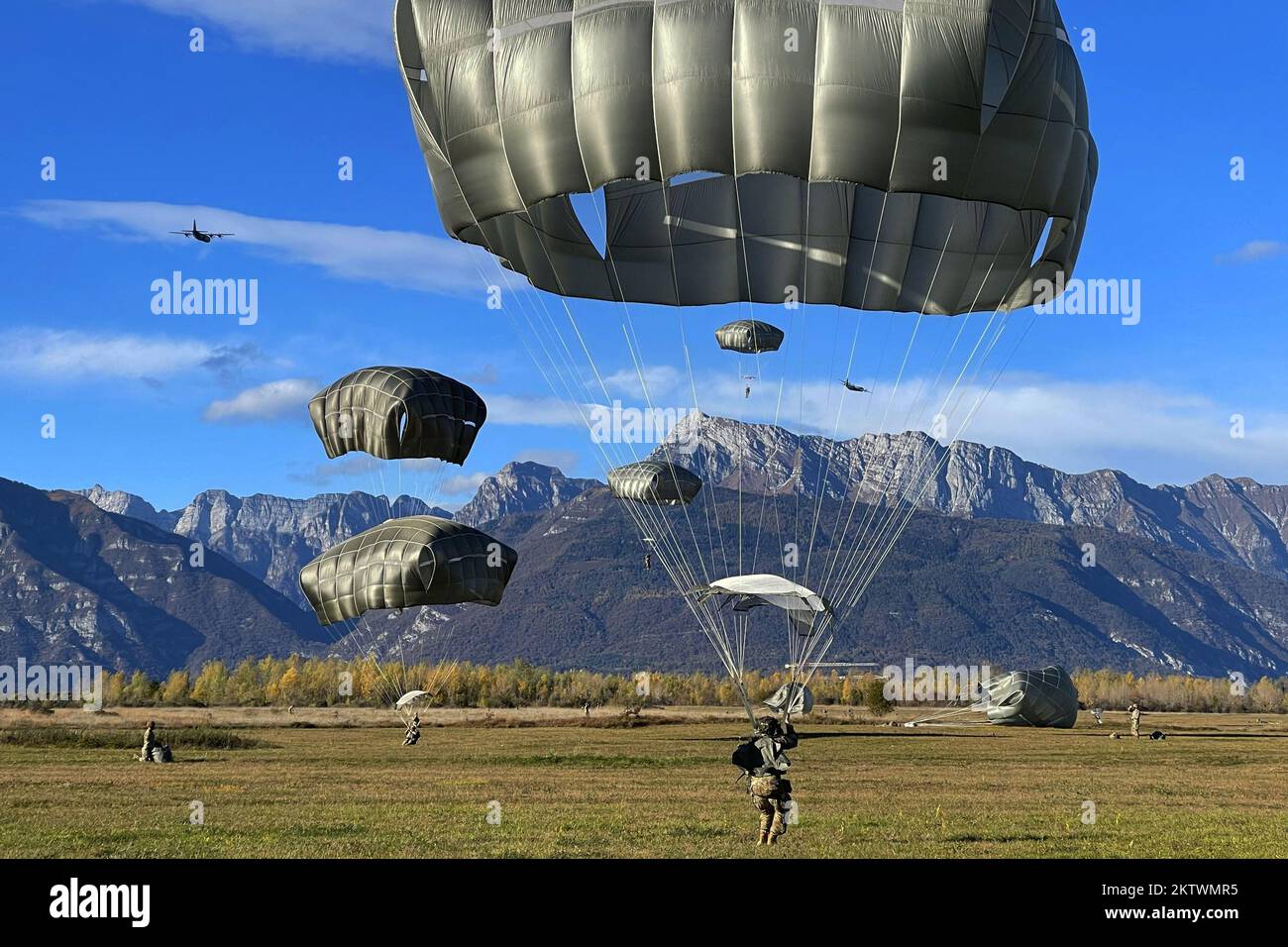 Italy. 18th Nov, 2022. U.S. Army Paratroopers assigned to 54th Brigade ...