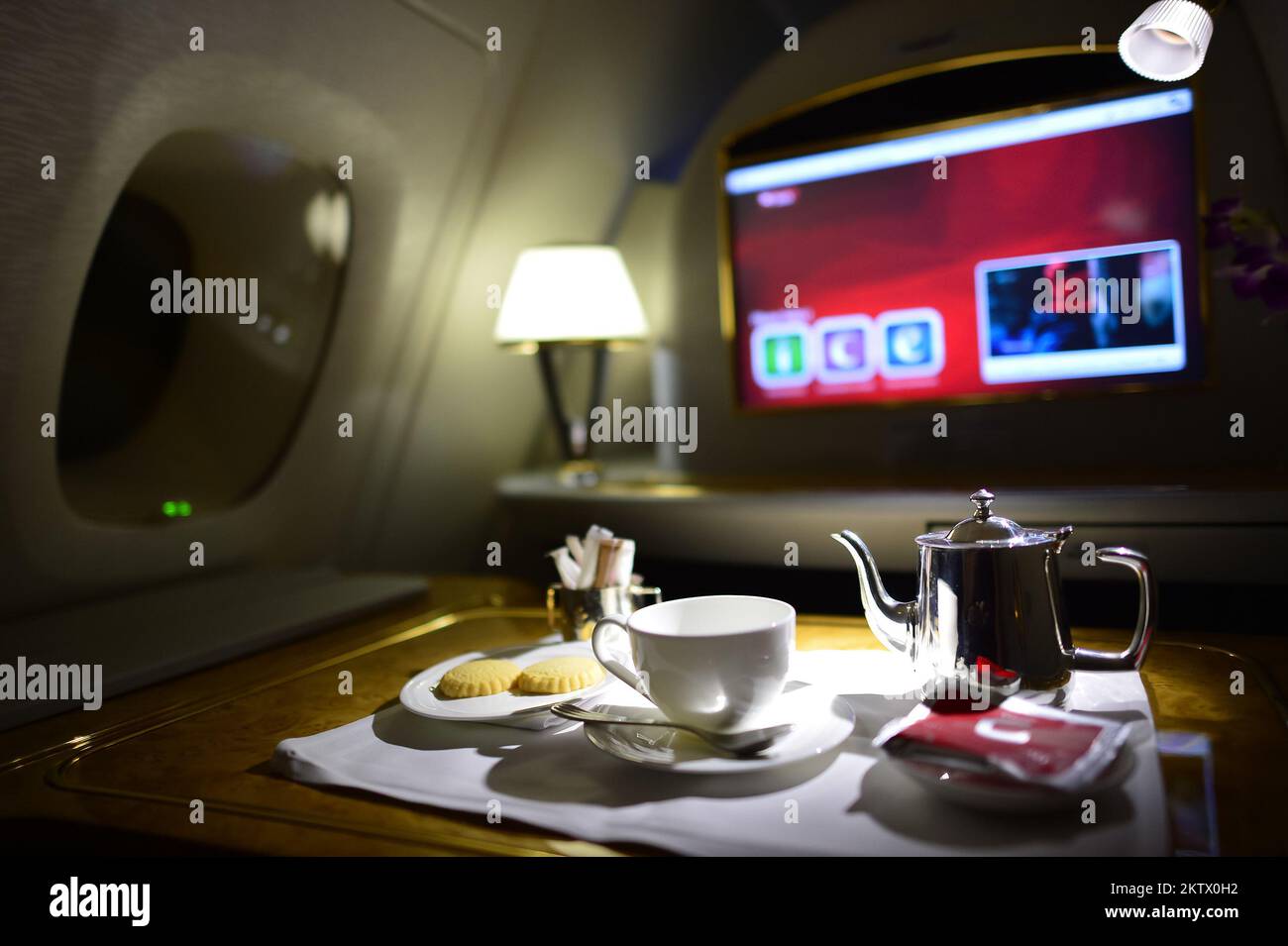 United airlines first class cabin hi-res stock photography and images ...