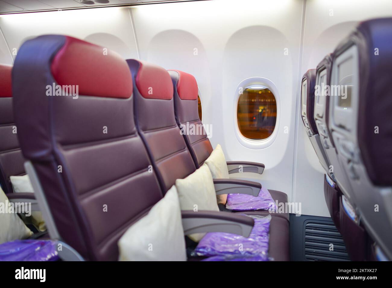 Boeing 737 interior hi-res stock photography and images - Alamy