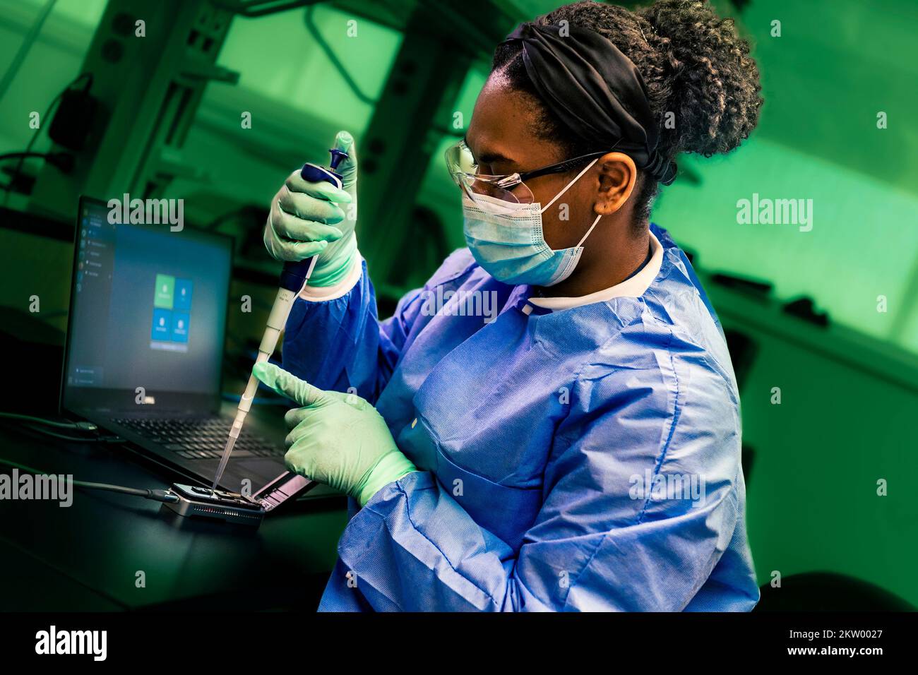 Researcher preparing a portable sequencing instrument Stock Photo - Alamy