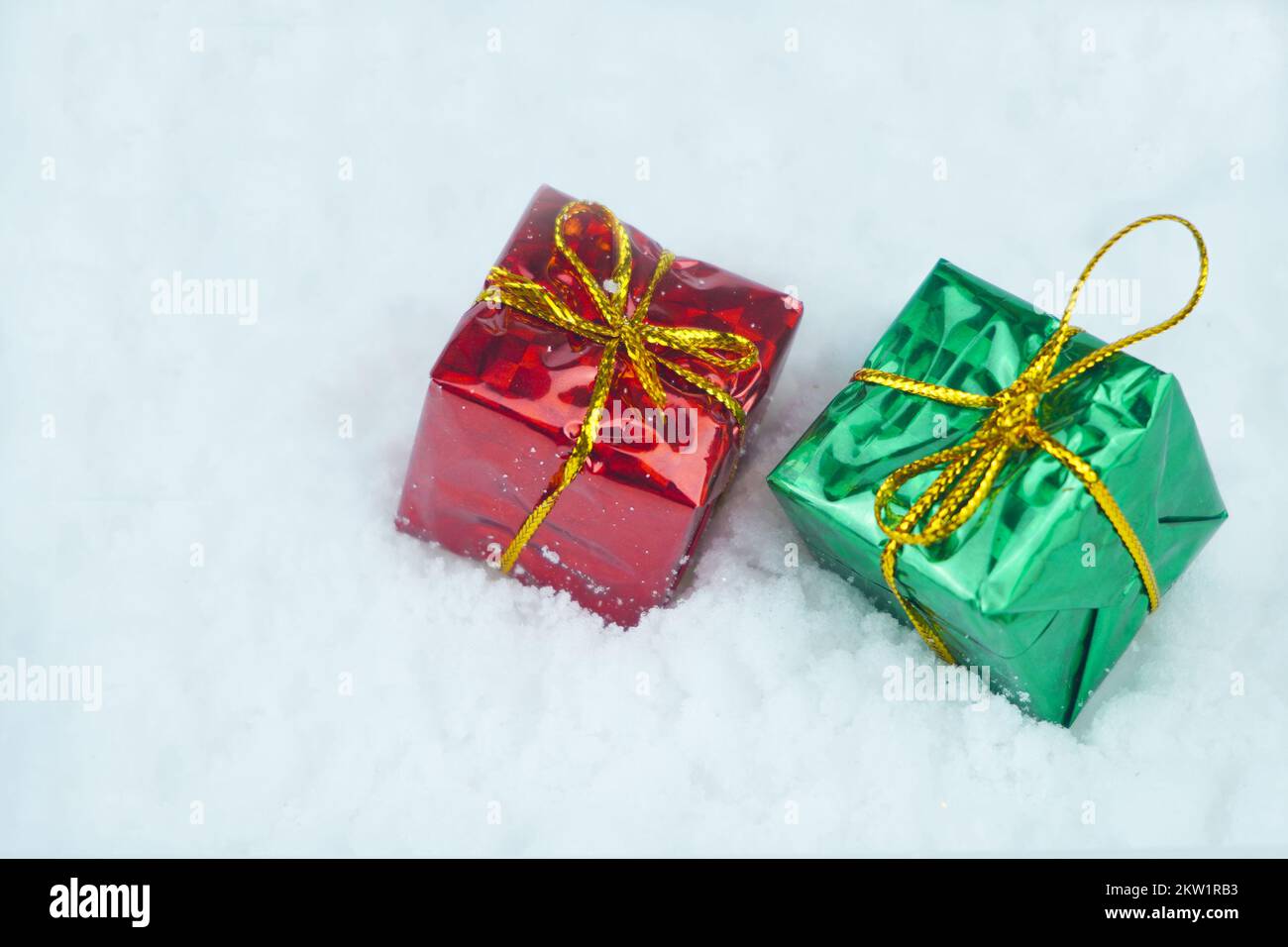 Red green present with metallic string on the snow Stock Photo - Alamy