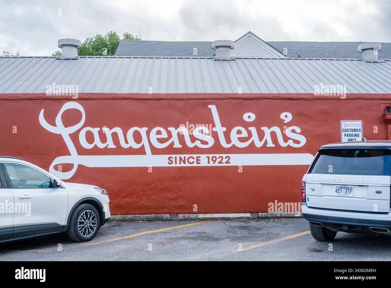 NEW ORLEANS, LA, USA - NOVEMBER 29, 2022: Parking lot view of the ...