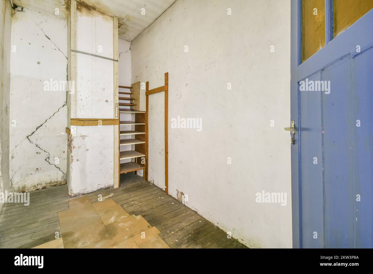 Empty room with cracked walls and floor in daylight Stock Photo - Alamy