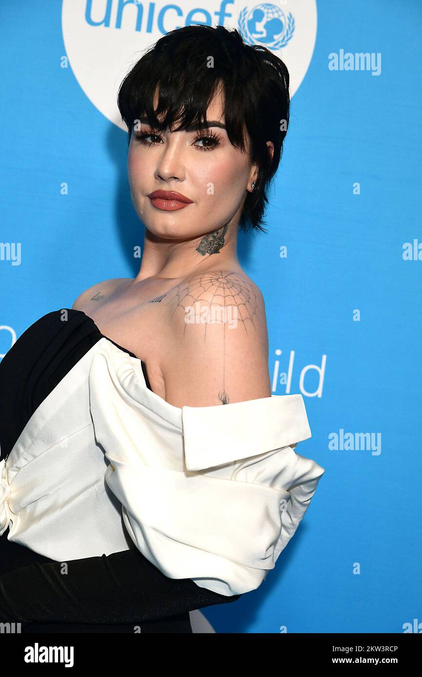 Demi Lovato Cutting 2022