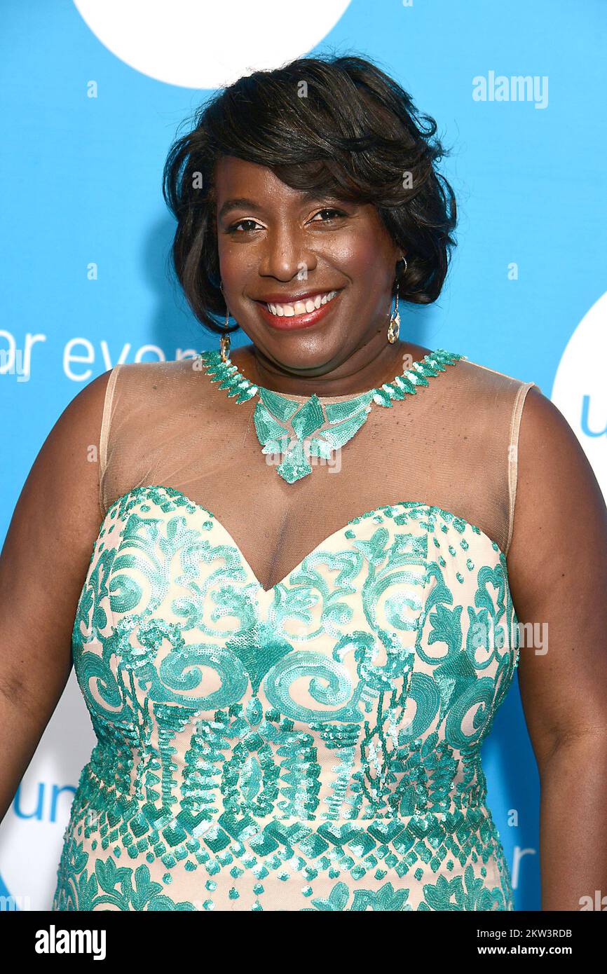 V renee cutting hi-res stock photography and images - Alamy