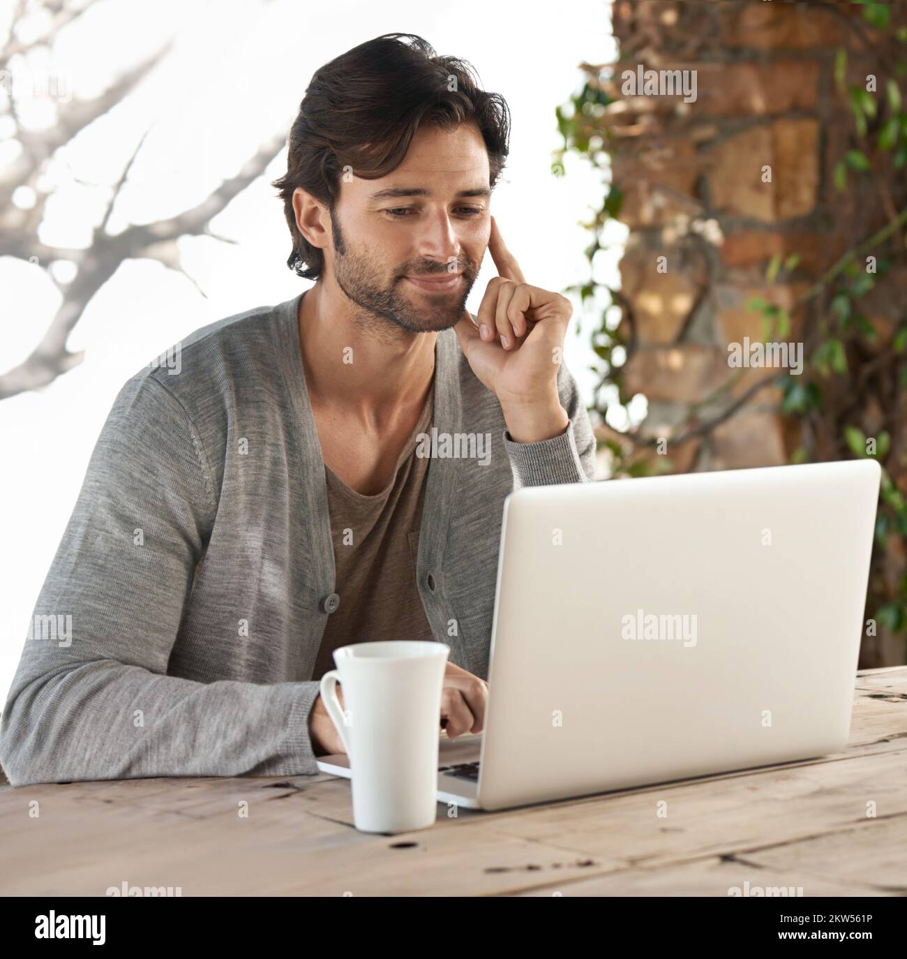 Male outdoor laptop beard typing hi-res stock photography and images ...