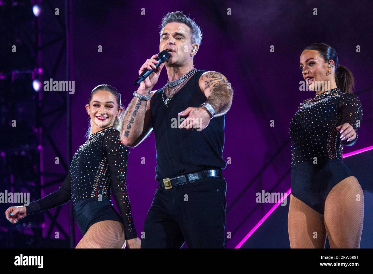 Robbie Williams with dancers, Robbie Williams concert, Messegelände ...