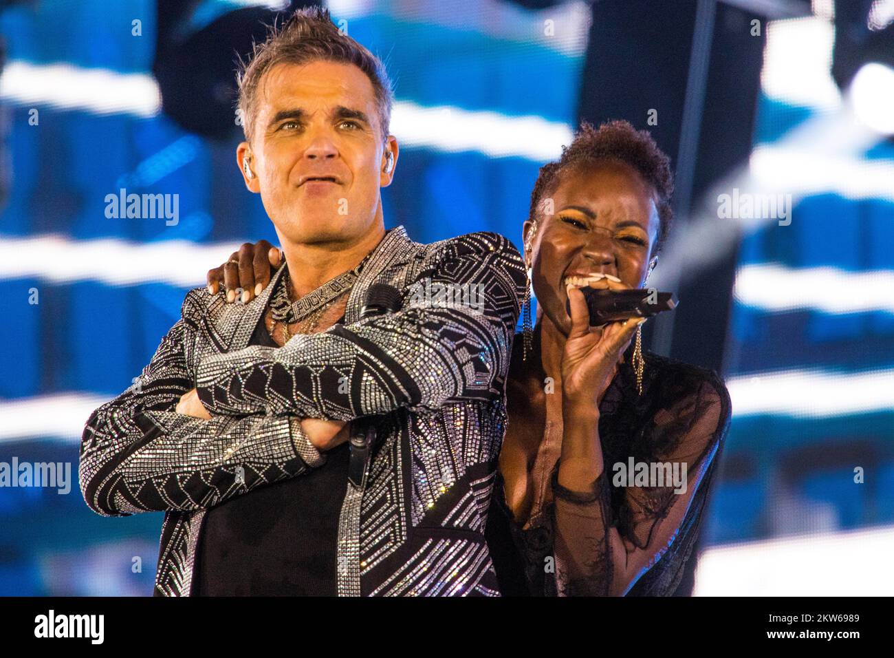 Robbie Williams with coloured singer, Robbie Williams Concert ...
