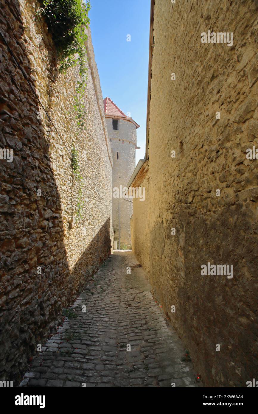 Narrow alley at the Fleckenmauer with view of fortified defence tower ...