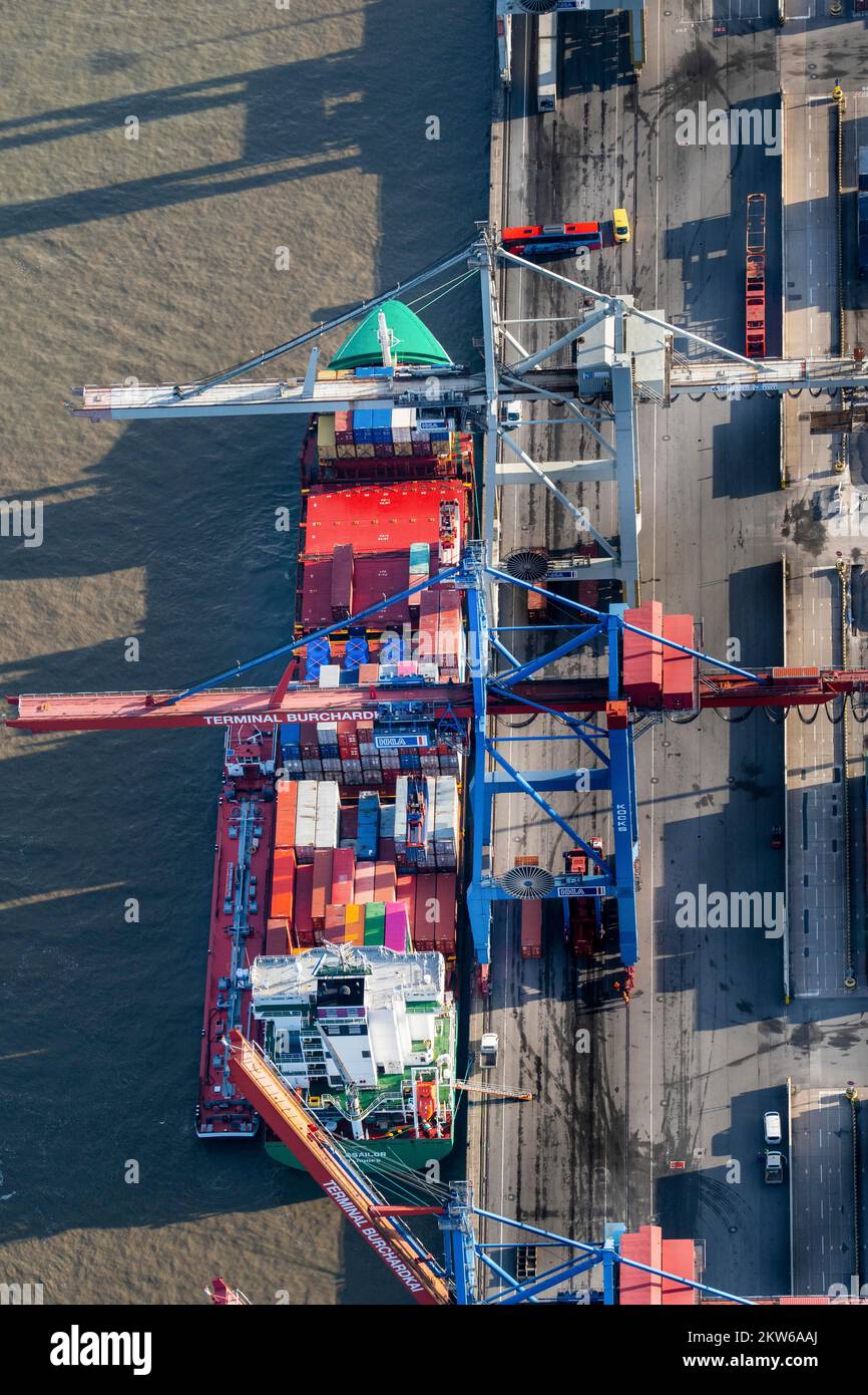 Aerial view of a feeder ship at the Burchardkai terminal, Elbe ...