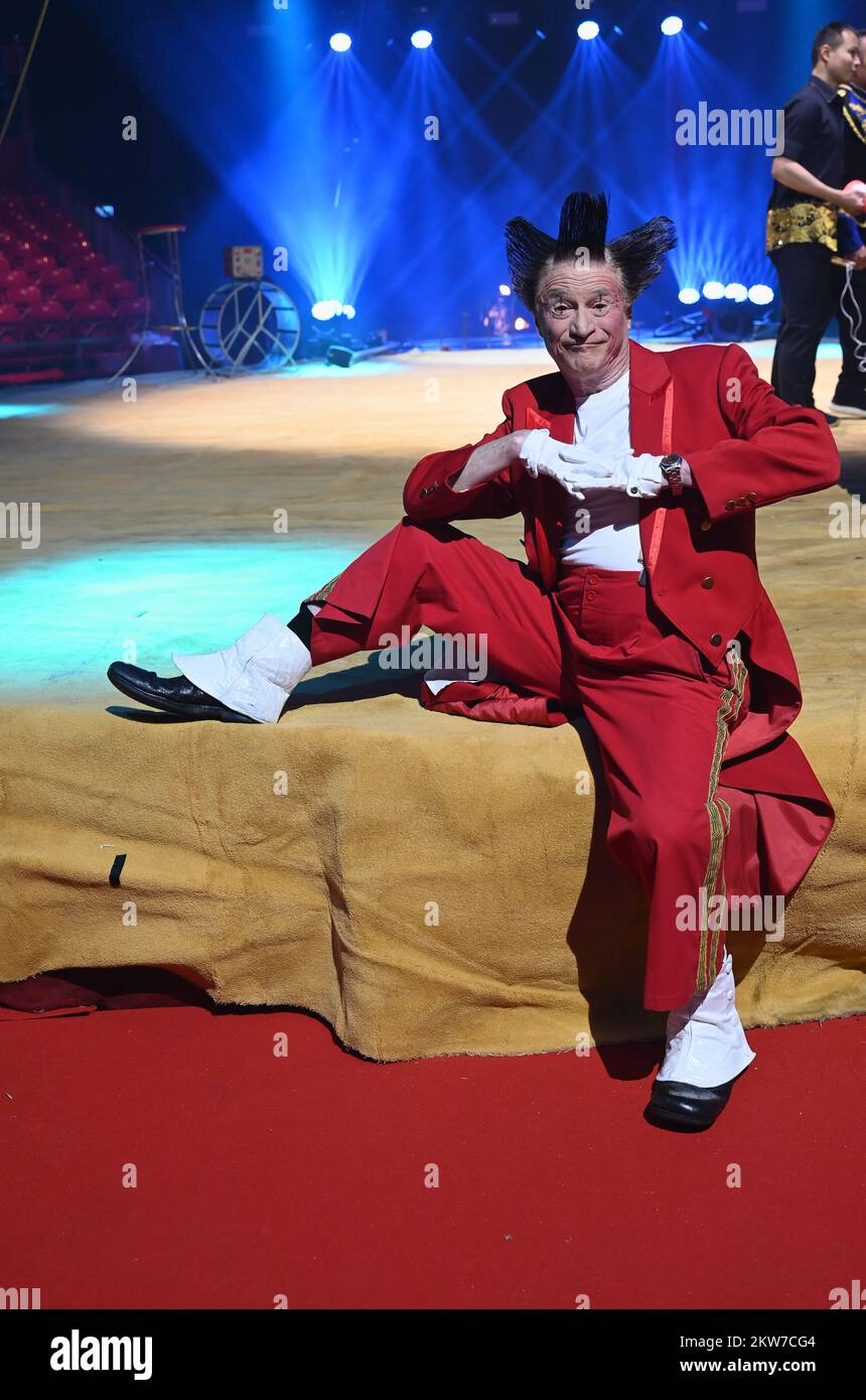 Cologne, Germany. 29th Nov, 2022. Clown duo Daris and Fumagalli ...