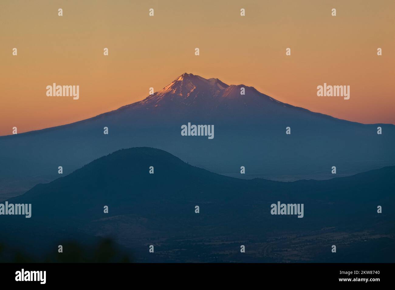 Mount Shasta at sunrise, Pacific Crest Trail, California, USA Stock ...