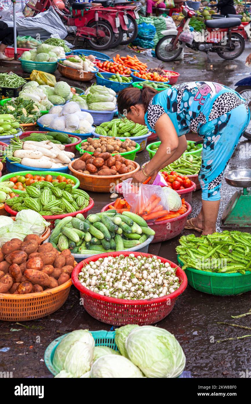 Vietnamese trader working in street market, central Ho Chi Minh City ...