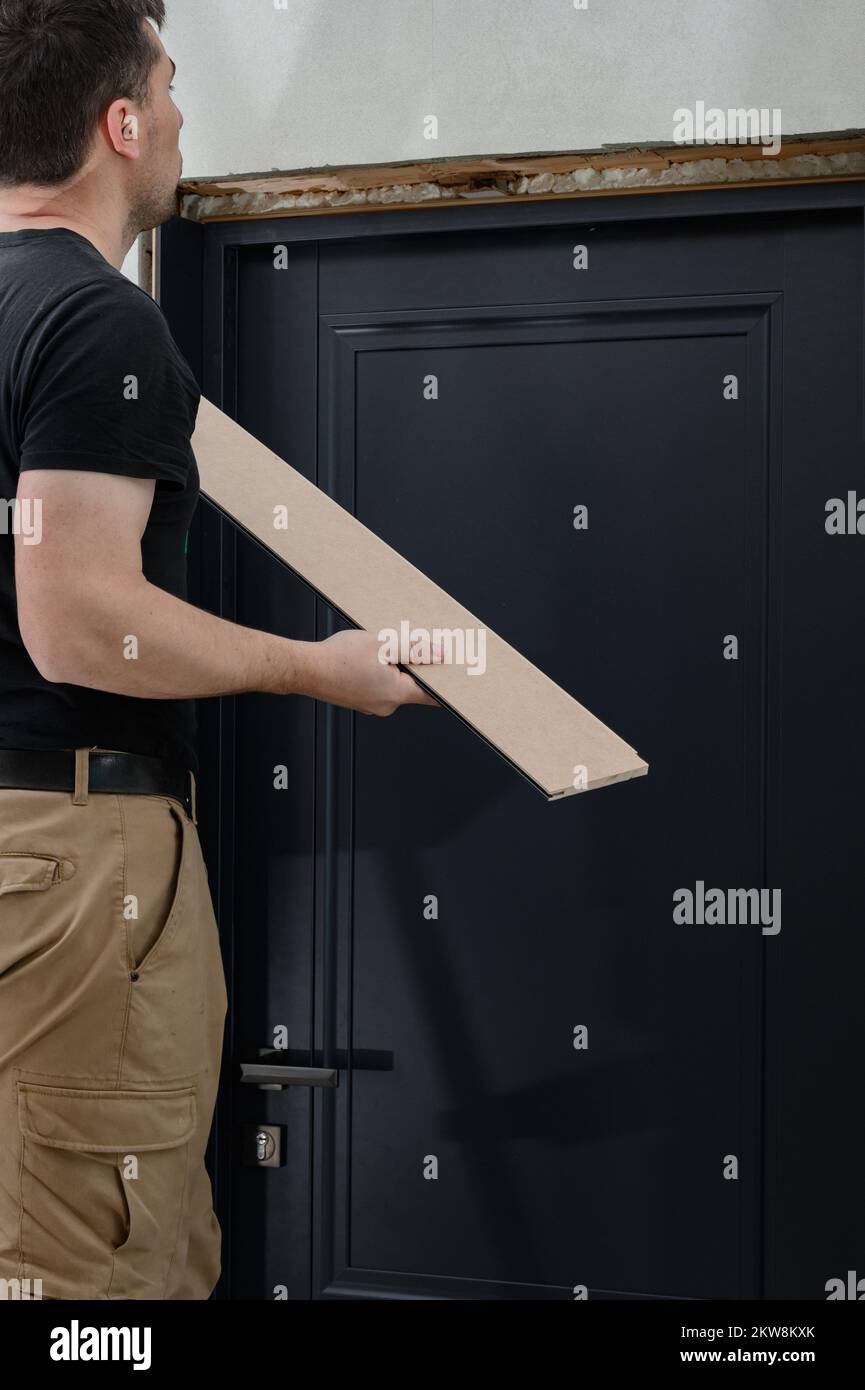 Checking the door frame for evenness of the surface after installation ...