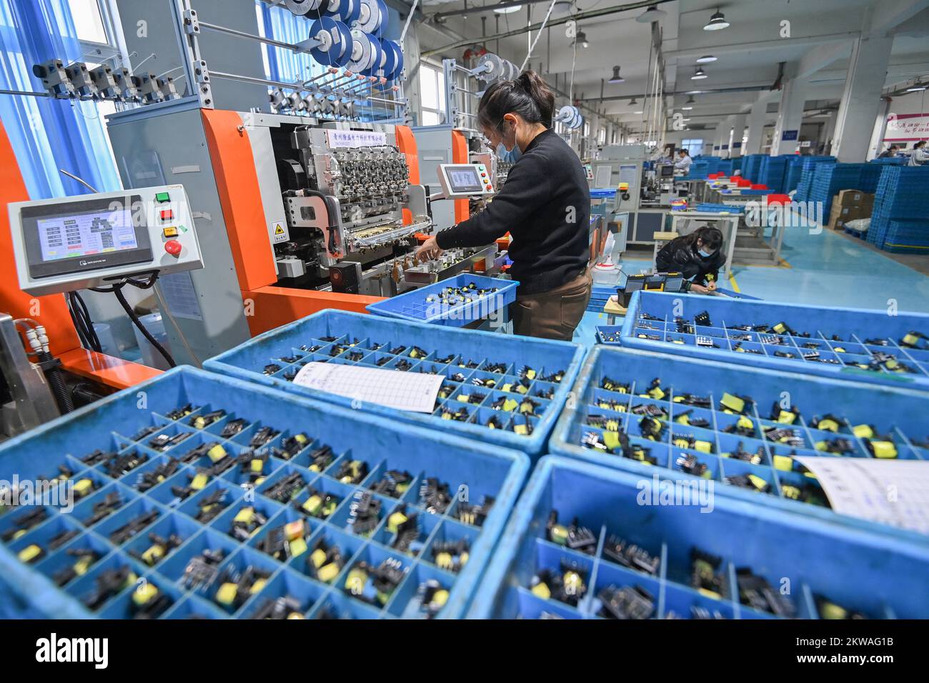 Electronic components manufacturing hi-res stock photography and images ...