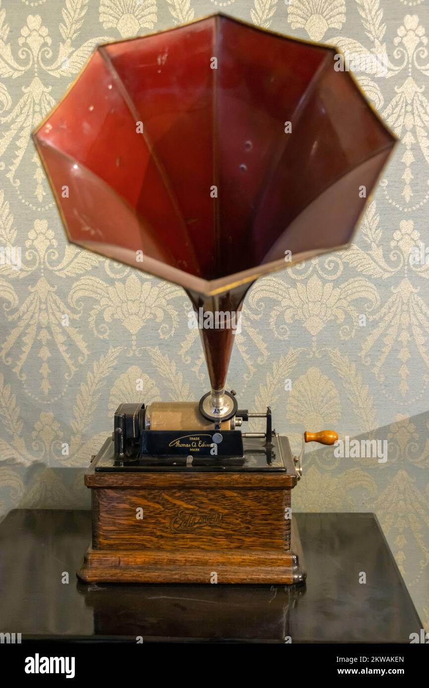 Antique gramophone phonograph megaphone hi-res stock photography and ...