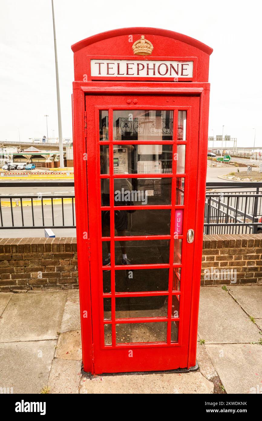 Red phone box for visitors to england to see iconic hi-res stock ...