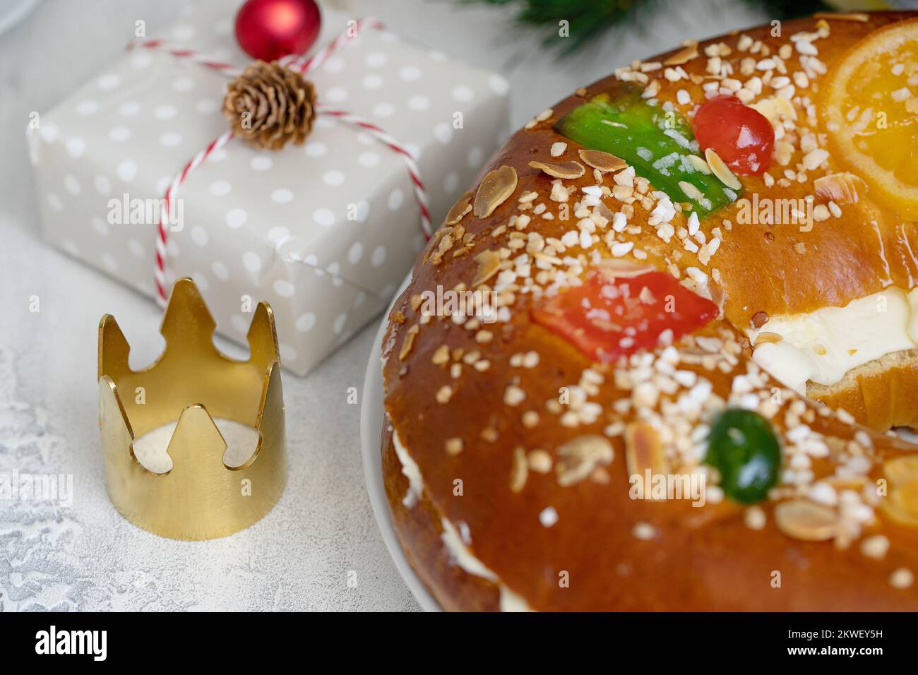 Spanish Christmas cake, Roscon de reyes , desert eaten in Spain for ...