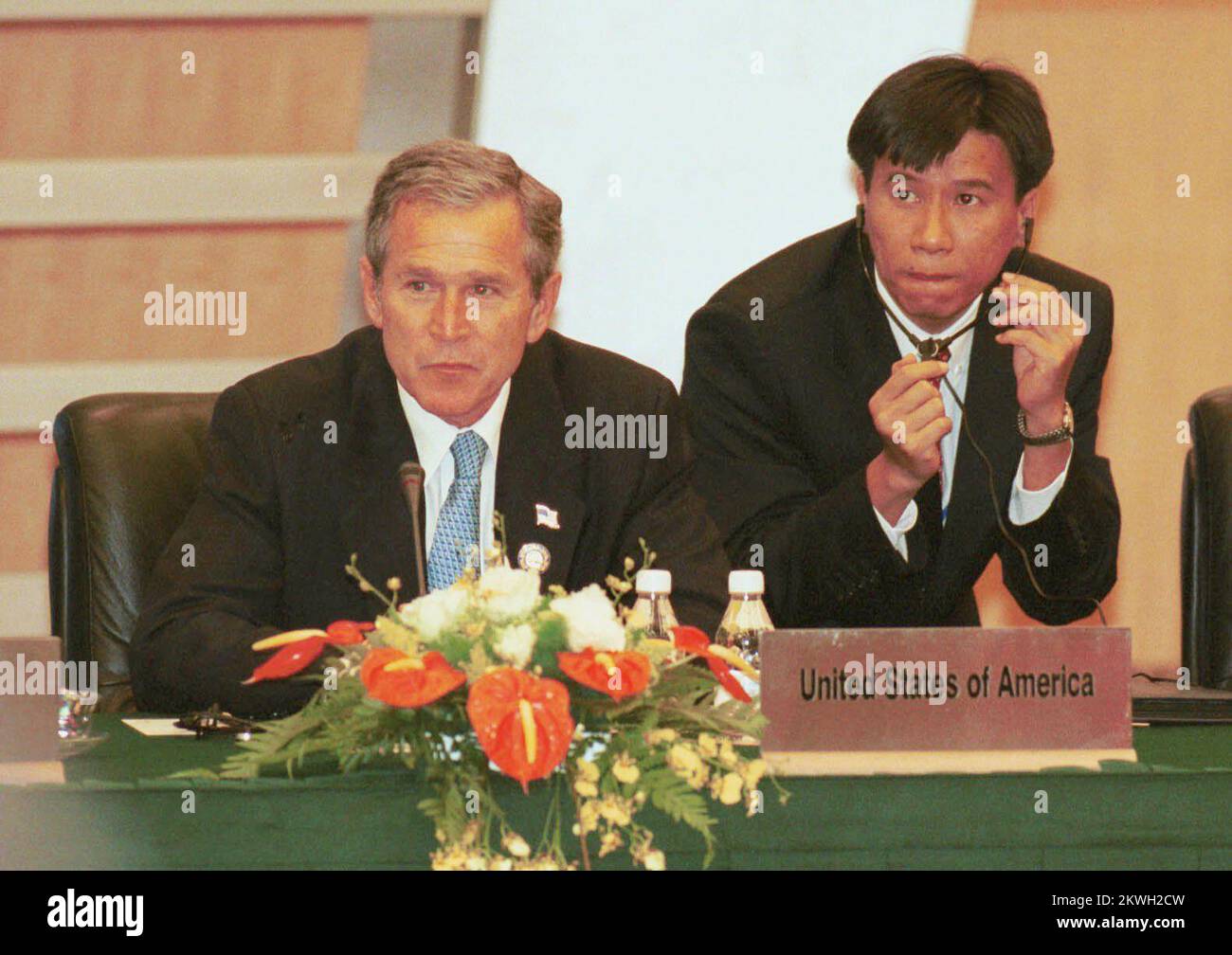 American President George W Bush (L) listens to a speech by Chinese ...
