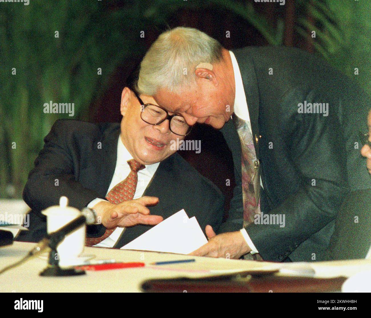 CHINESE LEADER JIANG ZEMIN TALKS TO YE XUANPING, VICE CHAIRMAN OF CPPCC ...