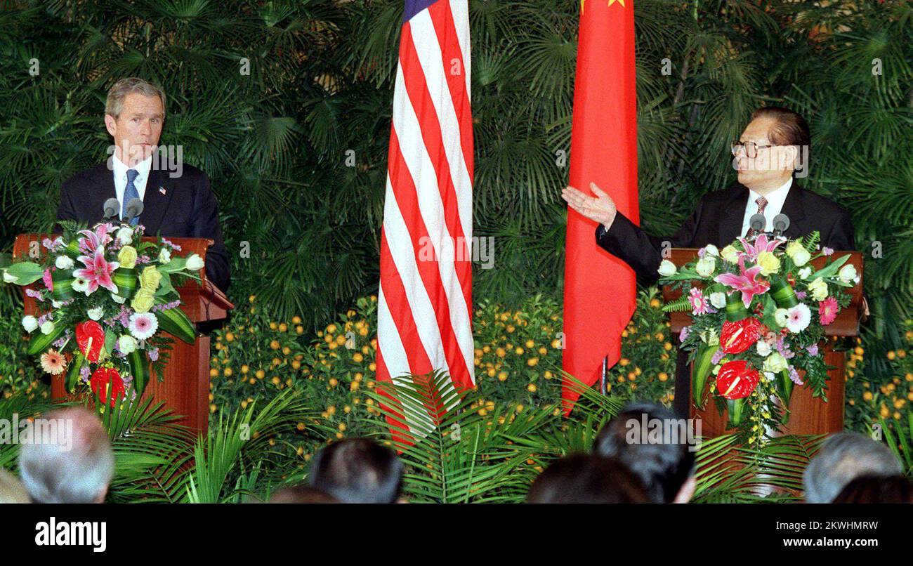 American President George W. Bush (L) and the Chinese President Jiang ...