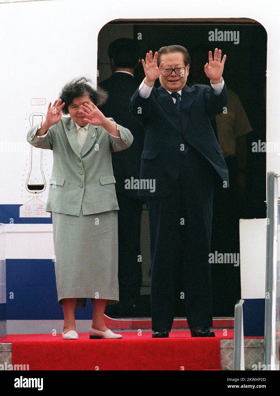 (R-L) President Jiang Zemin and his wife Wang Yeping wave goodbye to ...