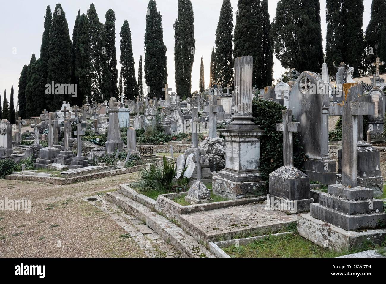 Broken monuments hi-res stock photography and images - Alamy