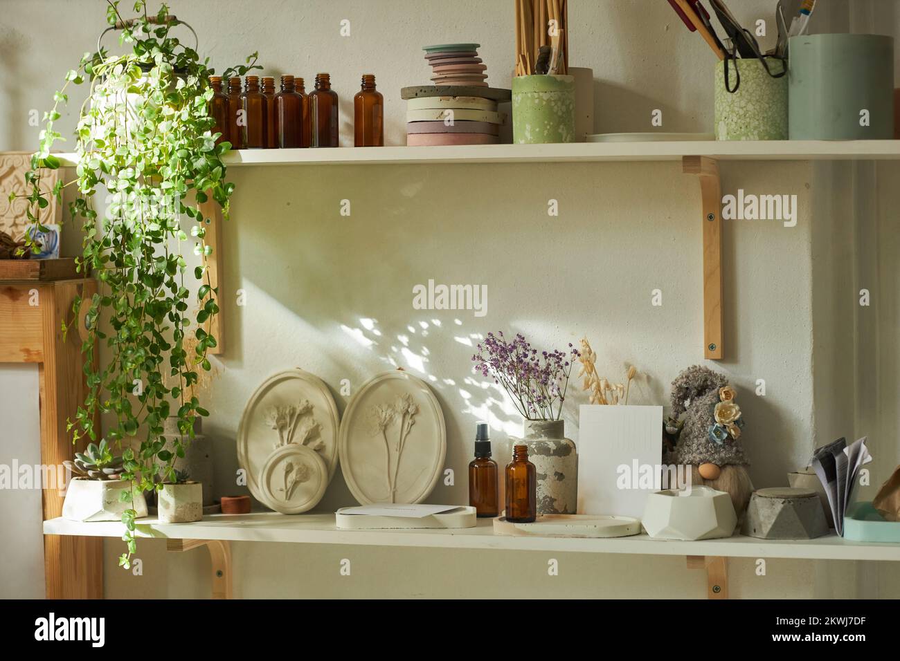 Pottery workshop background hi-res stock photography and images - Alamy