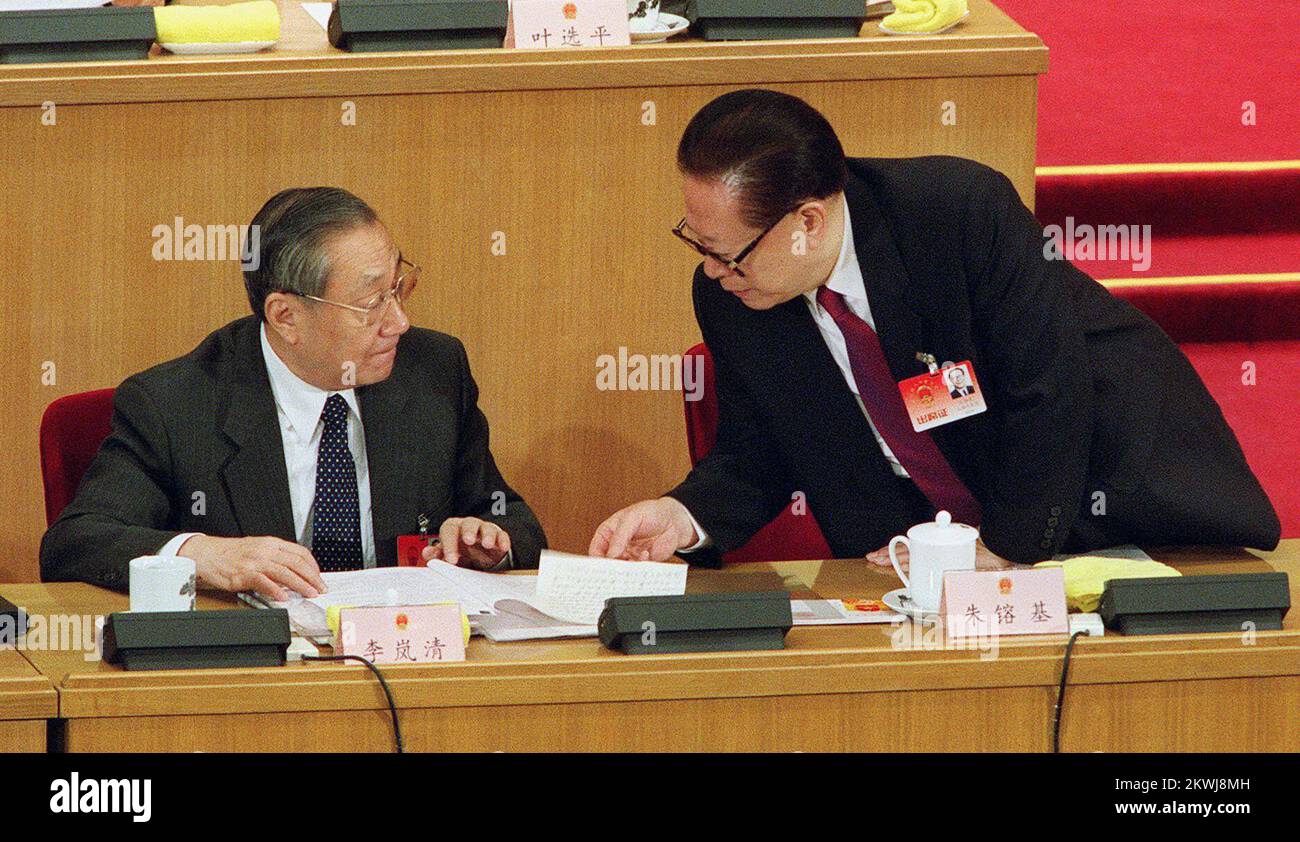The Chinese President Jiang Zemin (R) talks with the First Vice Premier ...