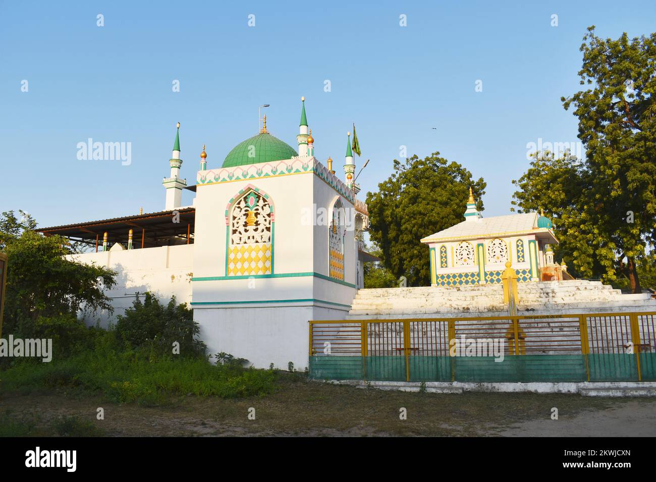 Hazrat pir Samsuddin Bawa Dargah, full view, Hari Om Nagar, Dholka ...